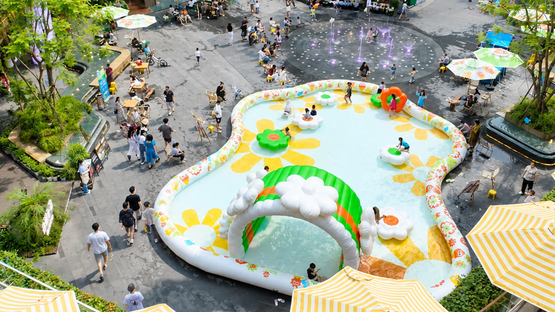 This giant pool transforms a mall into family destination