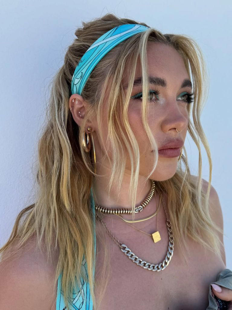 Florence Pugh inaugura el maquillaje colorido para verano 2026