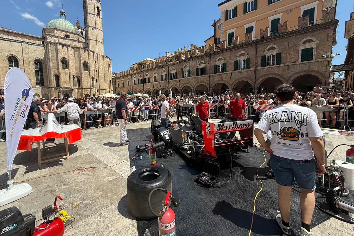 F1 | In duemila ad Ascoli Piceno per la messa in moto della McLaren MP4 ...