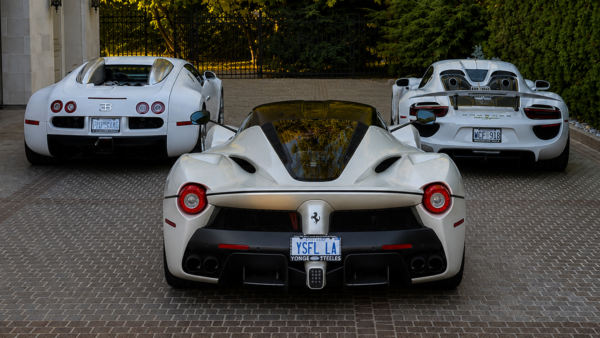 Chasing a hypercar convoy in the dream LaFerrari