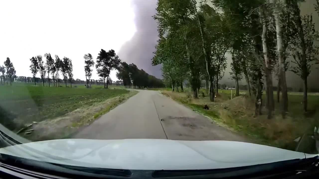 Driver caught in massive dust storm on rural road in Harbin, China