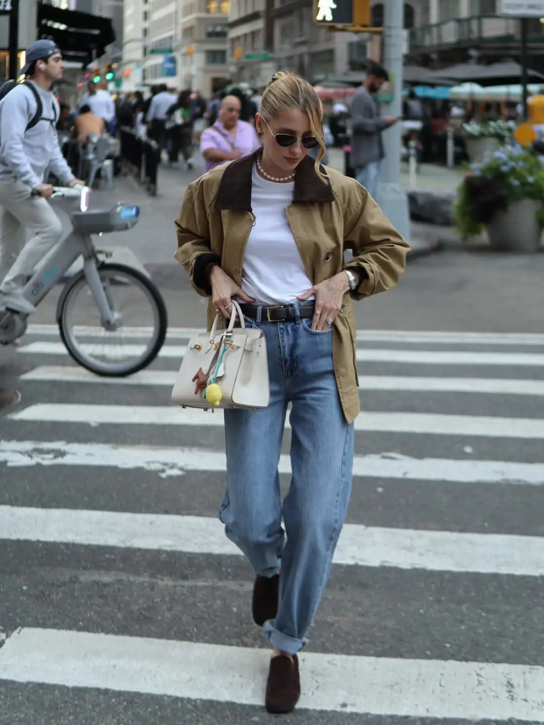 Los mom fit están de moda este verano: cómo llevar los jeans más ...