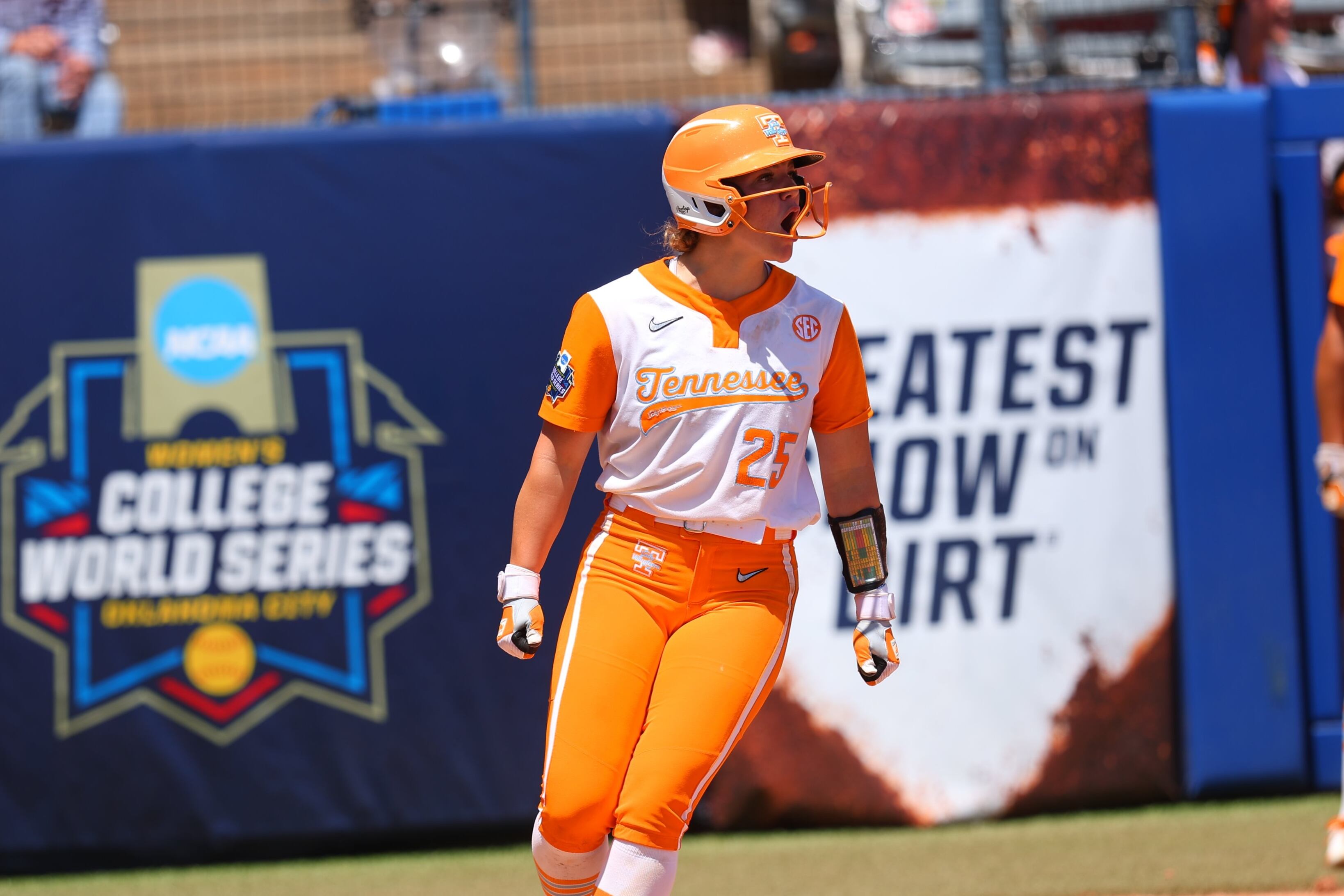 Live updates: Texas forces game two against Tennessee in WCWS semifinals
