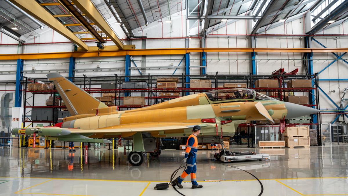El primer Eurofighter Halcón 1, el más moderno de España, sale de la ...