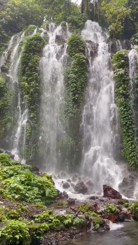 Air terjun indah di Bali dengan suasana sejuk dan tenang