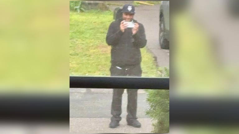 Police seek suspicious man who startled children at Tewksbury bus stop