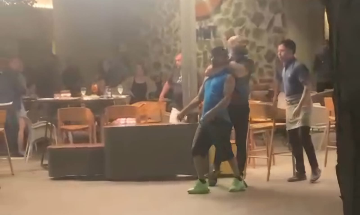 Homem invade bar, joga cadeiras e morre ao ser contido com 'mata-leão'