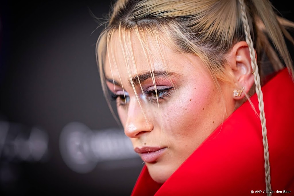 Bente krijgt platina plaat voor hit Kan je me zien