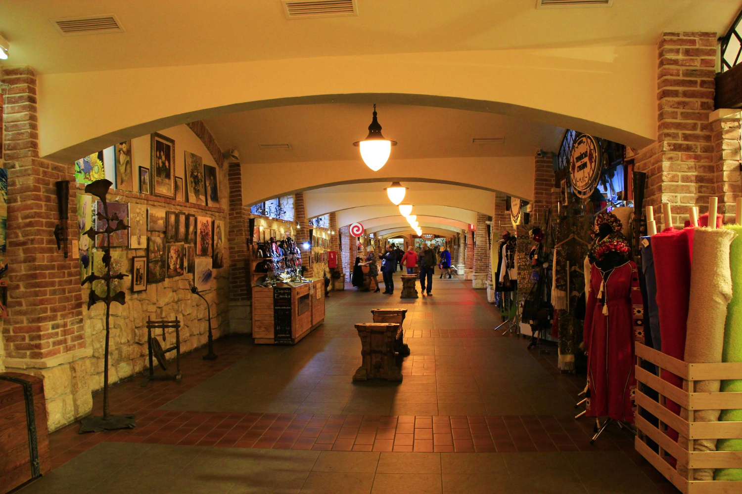 16 stores every American mall had in 1990 that have all but disappeared