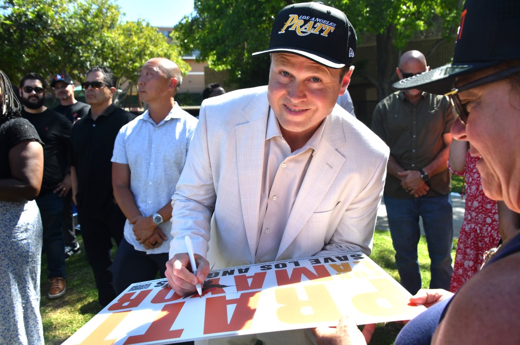 ‘Entourage’ creator records blistering video backing LA mayoral ...