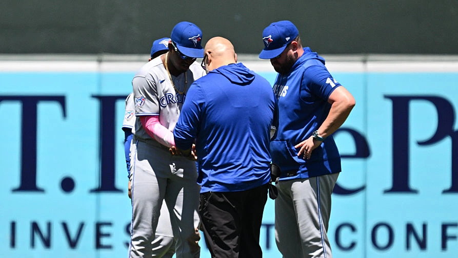 Blue Jays’ Sánchez bruises wrist after fan-thrown ball
