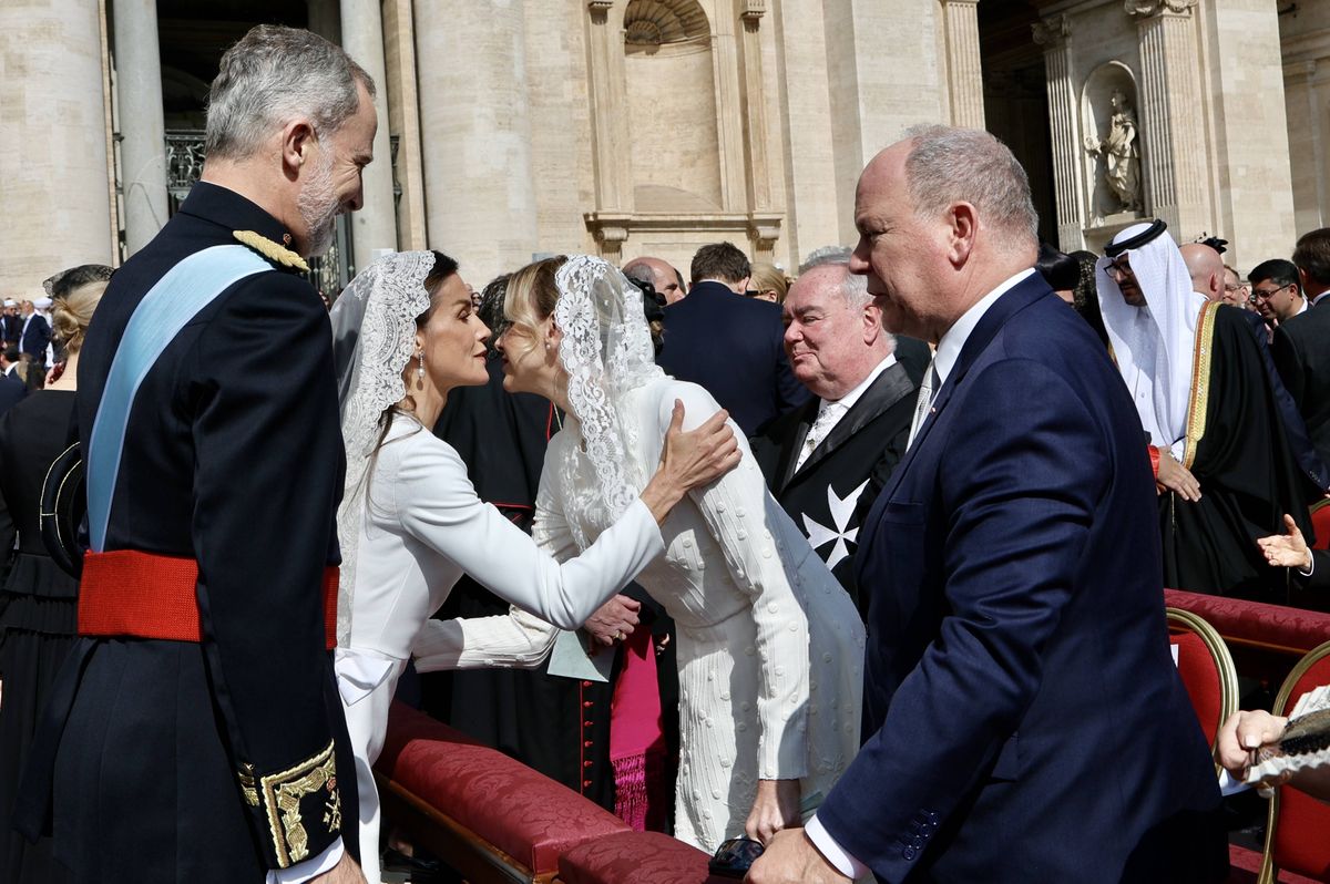 Queen Letizia and Princess Charlene meet King Felipe VI and Prince ...
