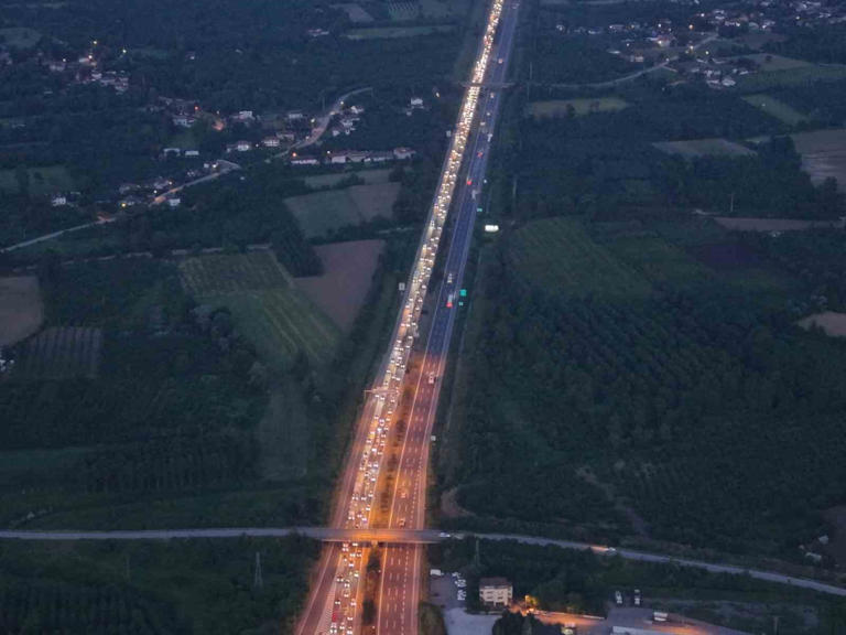 Bayram bitti trafik bitmedi: Düzce geçişinde kilometrelerce kuyruk