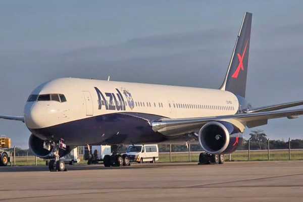 Avião da seleção brasileira pintado com logo da Azul não é da Azul; entenda
