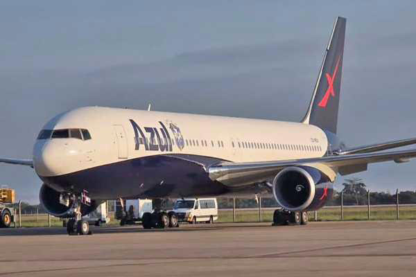Avião da seleção brasileira pintado com logo da Azul não é da Azul; entenda