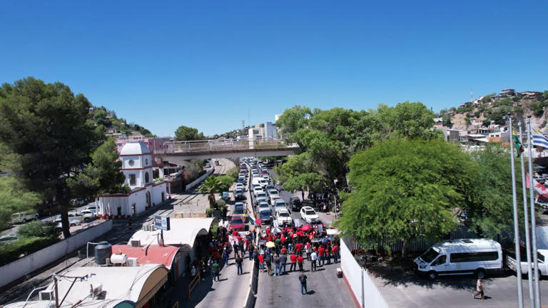 Bloqueo de garita Dennis DeConcini provoca kilométricas filas en Nogales