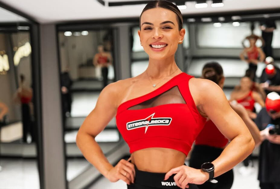 20 active female bodybuilders with sculpted abs