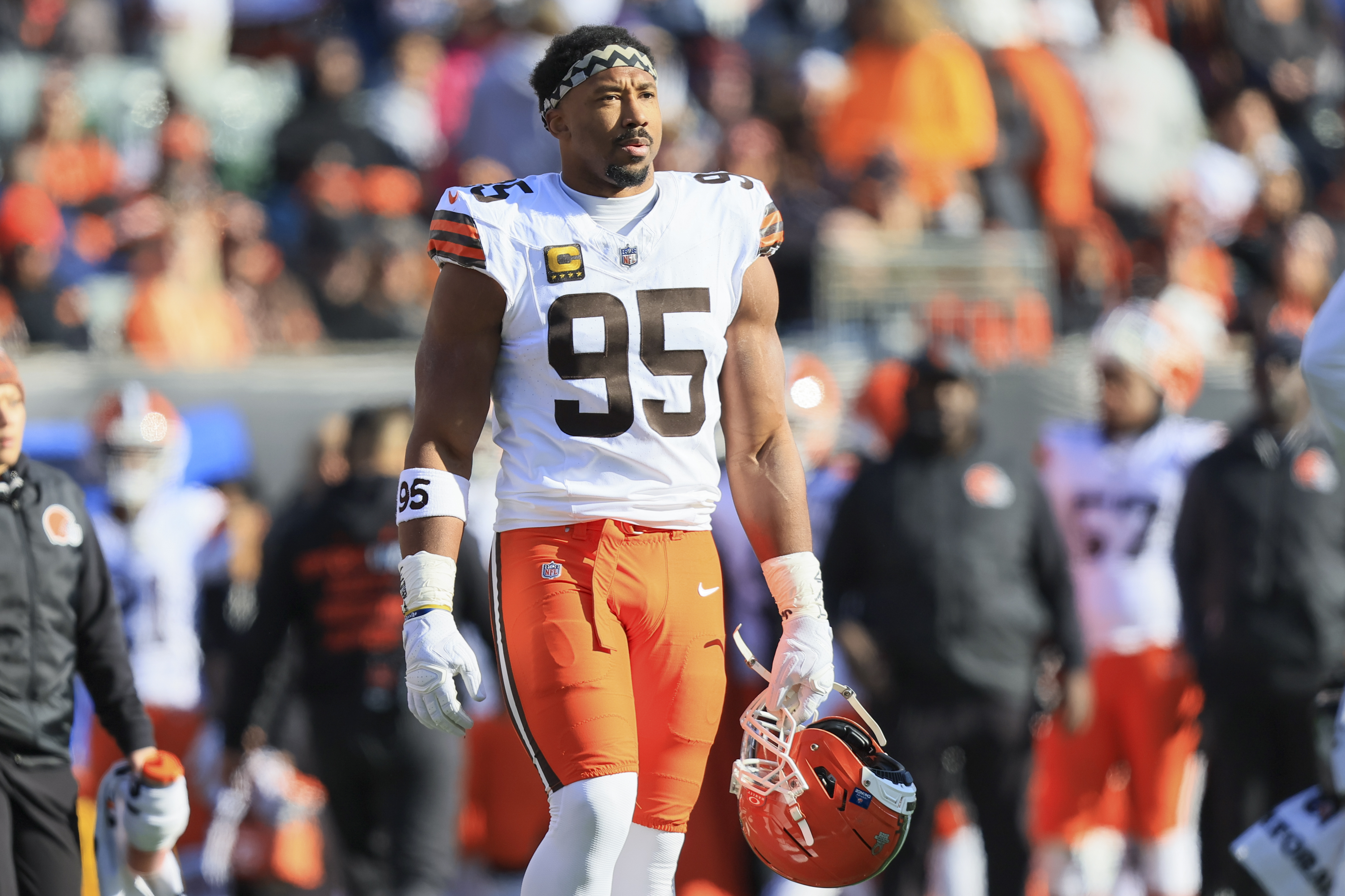 Browns trading Myles Garrett to Rams in NFL blockbuster: Report