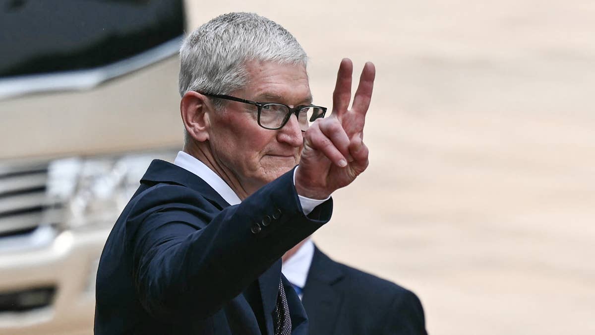 Tim Cook is just one of hundreds of CEOs quietly hitting the exits