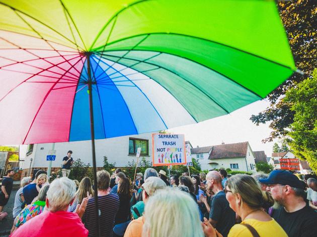 60 Menschen setzen Zeichen für Demokratie
