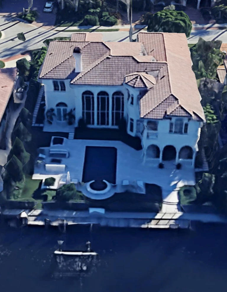 Exclusive: Hockey legend Wayne Gretzky sells palatial Palm Beach ...