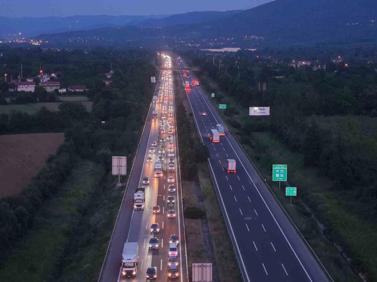 Bayram bitti trafik bitmedi: Düzce geçişinde kilometrelerce kuyruk