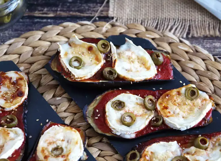 Toast van aubergine met coulis van tomaat en geitenkaas
