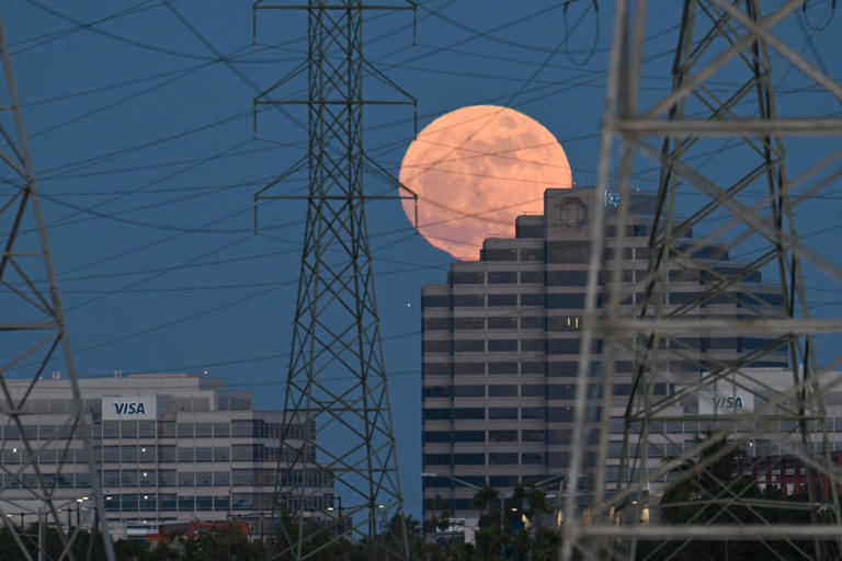 Mesmerizing rare moon seen over San Francisco in stunning time-lapse