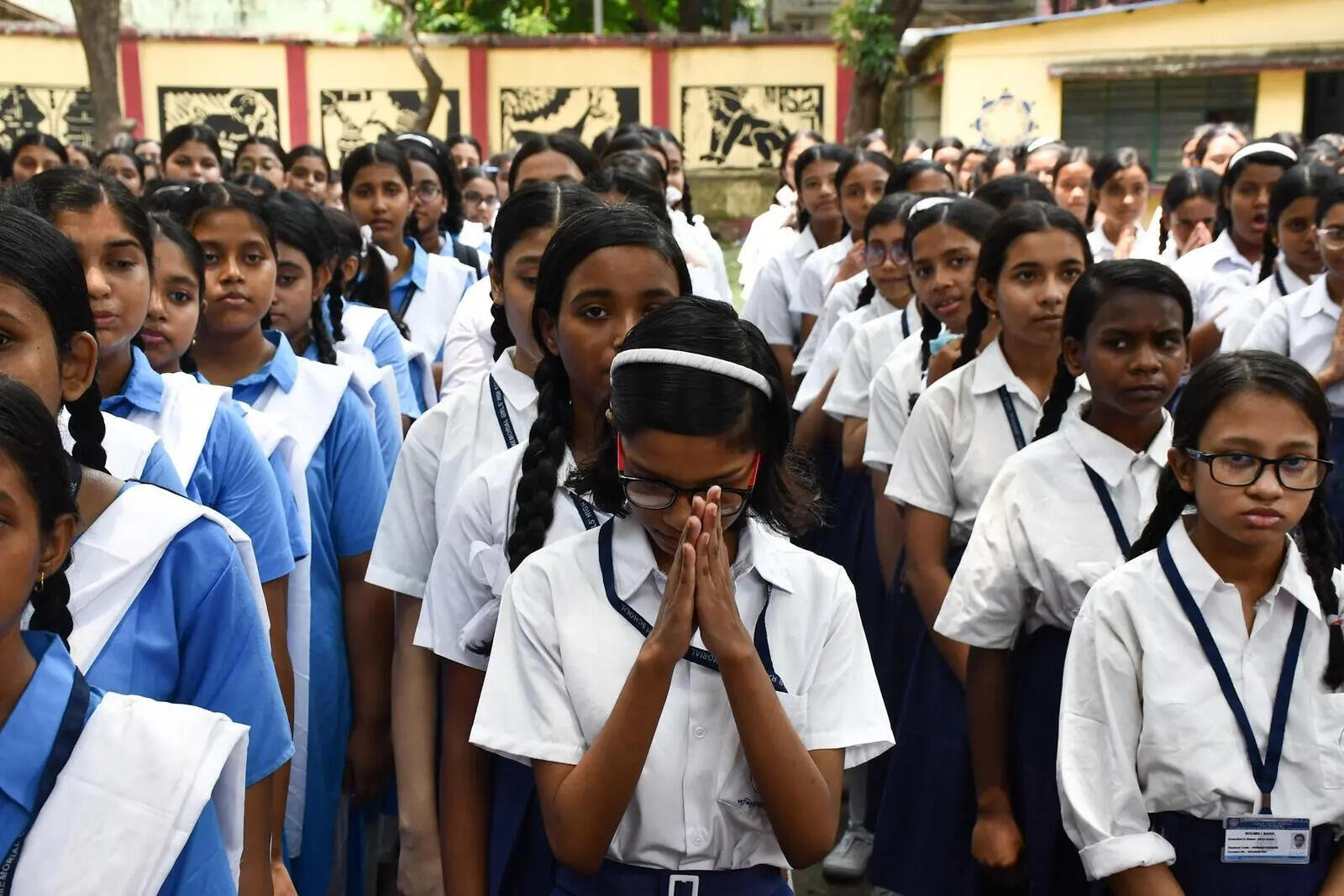 Post-2nd stanza hiccup for students on Vande day 1 in schools