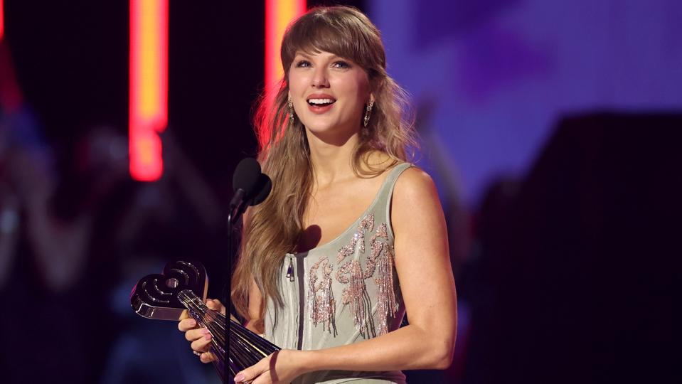 Taylor Swift could throw hat in Oscars ring with 'Toy Story 5' song