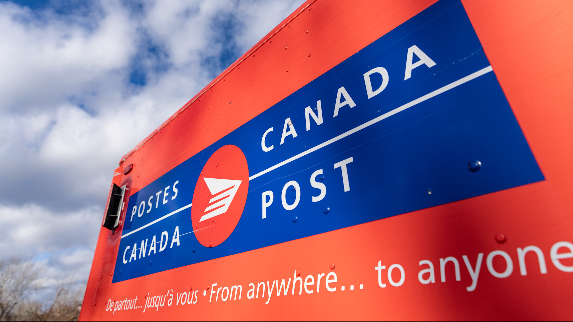 Canada Post workers vote yes on new contract