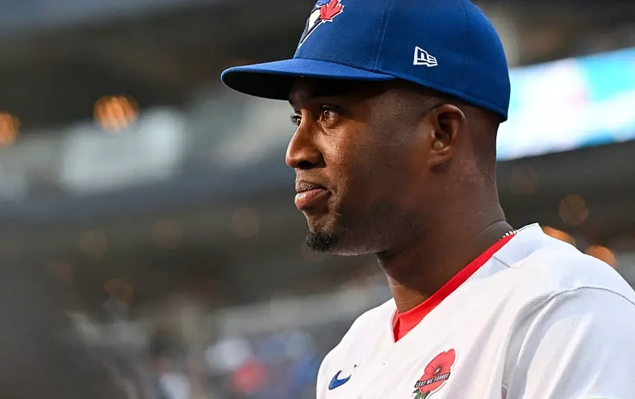 Blue Jays’ Sánchez bruises wrist after fan-thrown ball