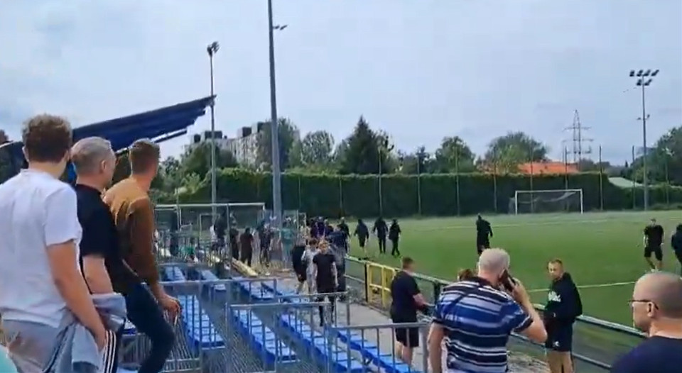 Mecz Broń Radom - Radomiak Radom przerwany po zamieszkach na trybunach ...