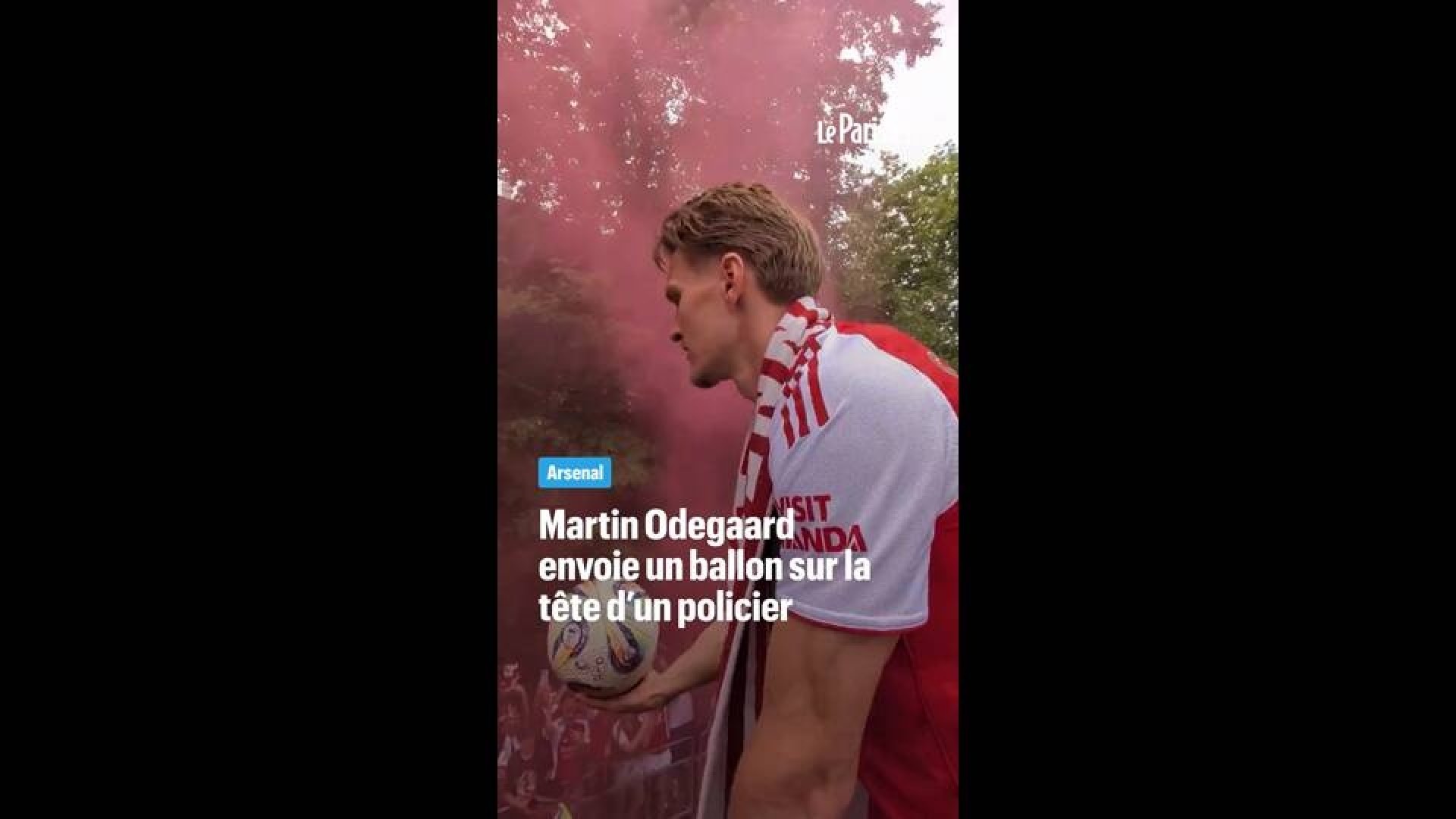 Le captaine d'Arsenal envoie un ballon sur la tête d'un policier