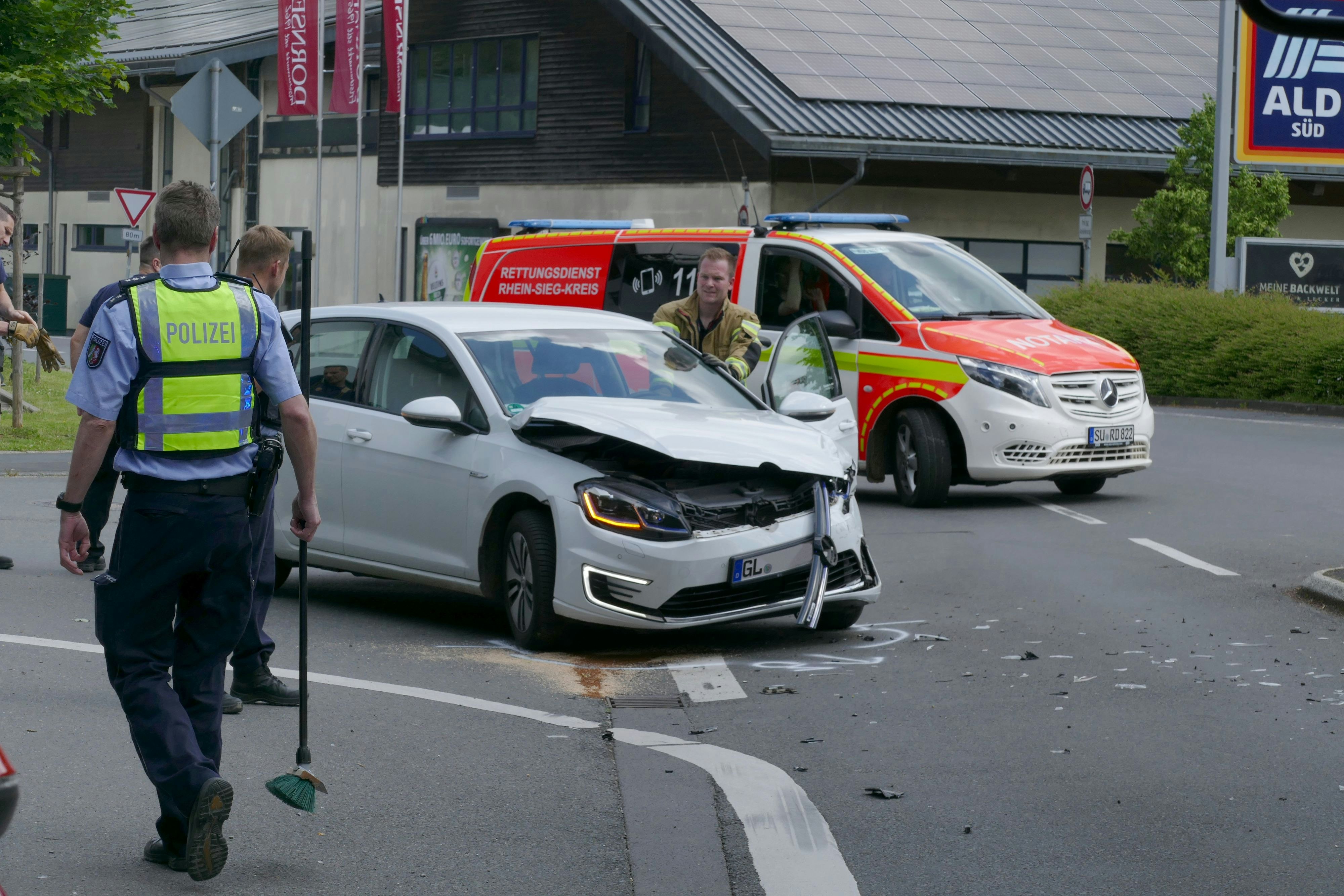 Vorfahrt Missachtet Mit Unfall