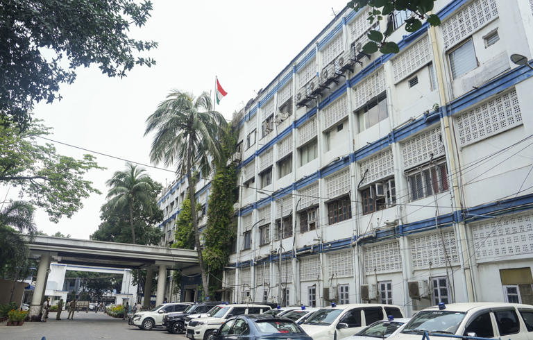 Signature row: CID team visits Abhishek Banerjee's Kolkata house for ...