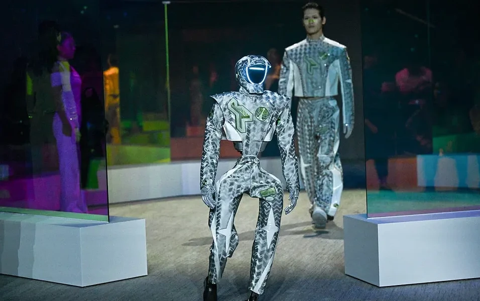 Humanoid robots share runway spotlight at Seoul fashion show