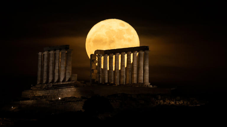 May's blue moon wows stargazers worldwide — see stunning photos of the ...
