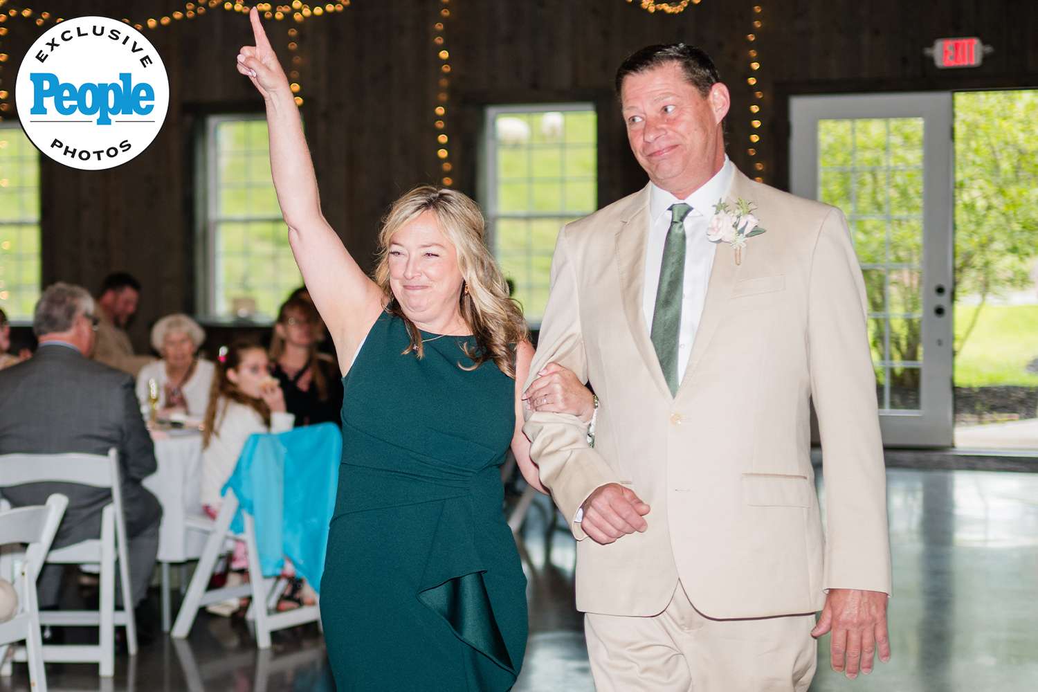 Divorced parents go viral for hilarious entrance at daughter’s wedding ...