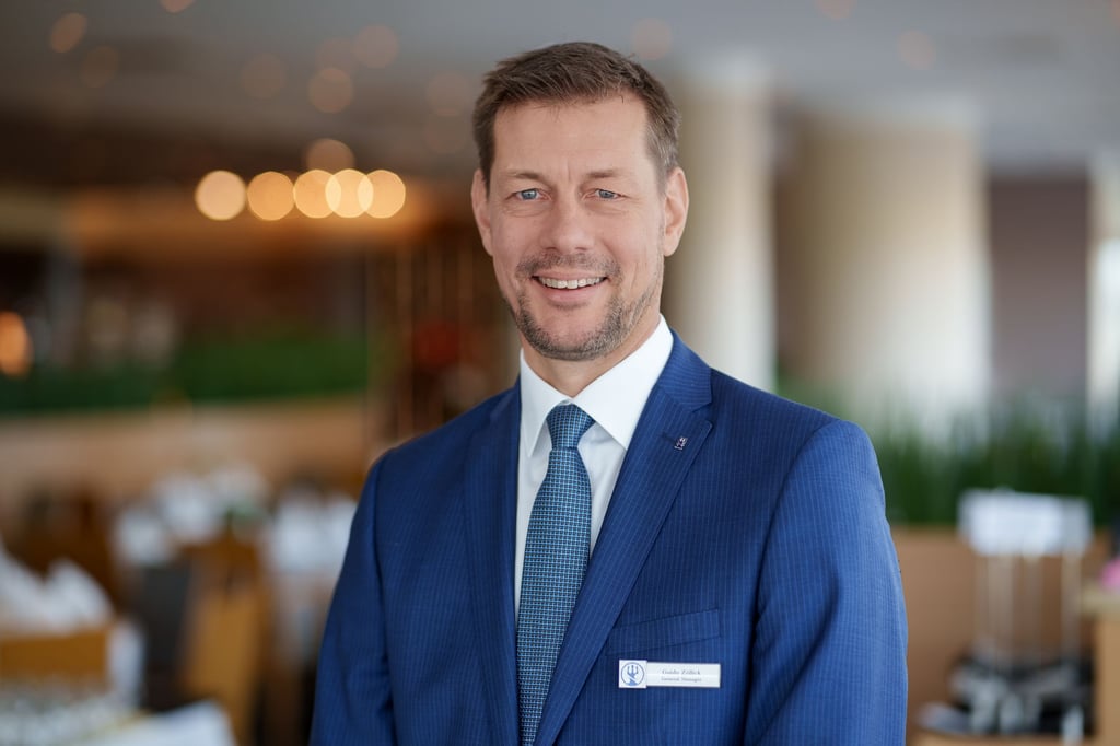 Er fing als Kellner an: Heute hat er neue Pläne für das Hotel mit „DDR ...