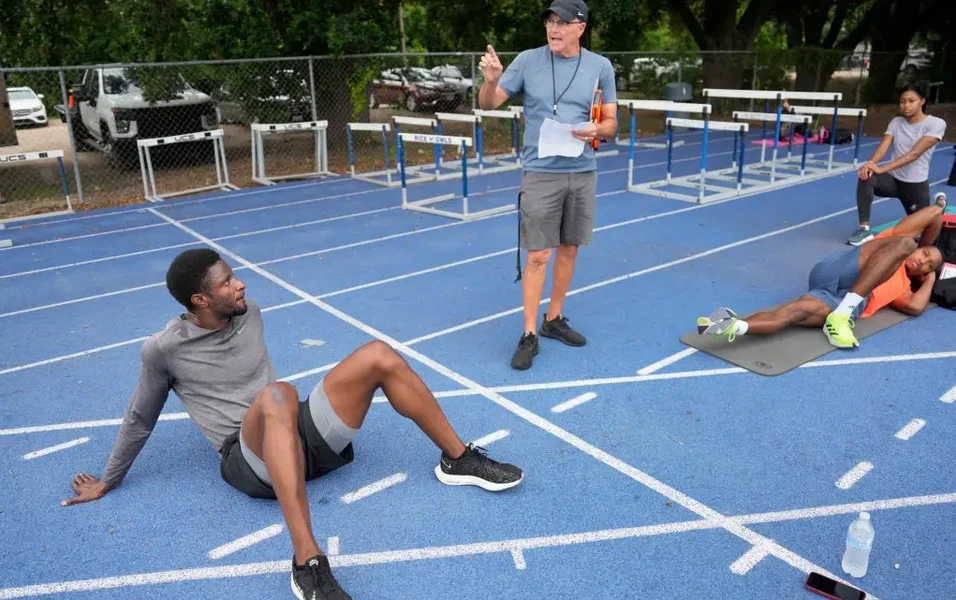 Men’s Fitness urges runners to add strength training for durability
