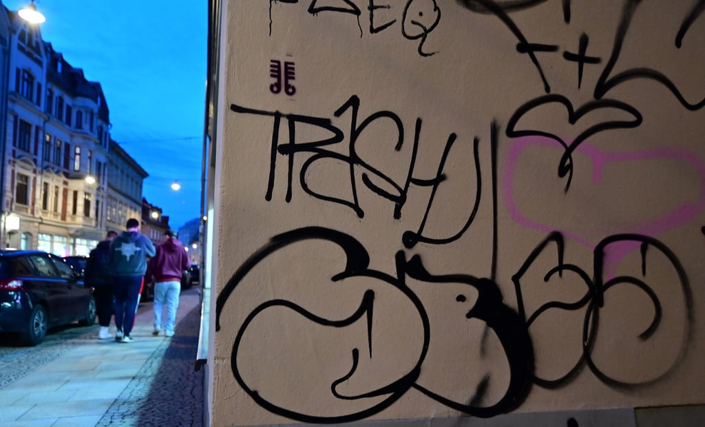 Häuser mit Graffiti beschmiert
