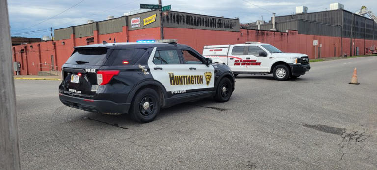 Crews respond to fire at Huntington bakery
