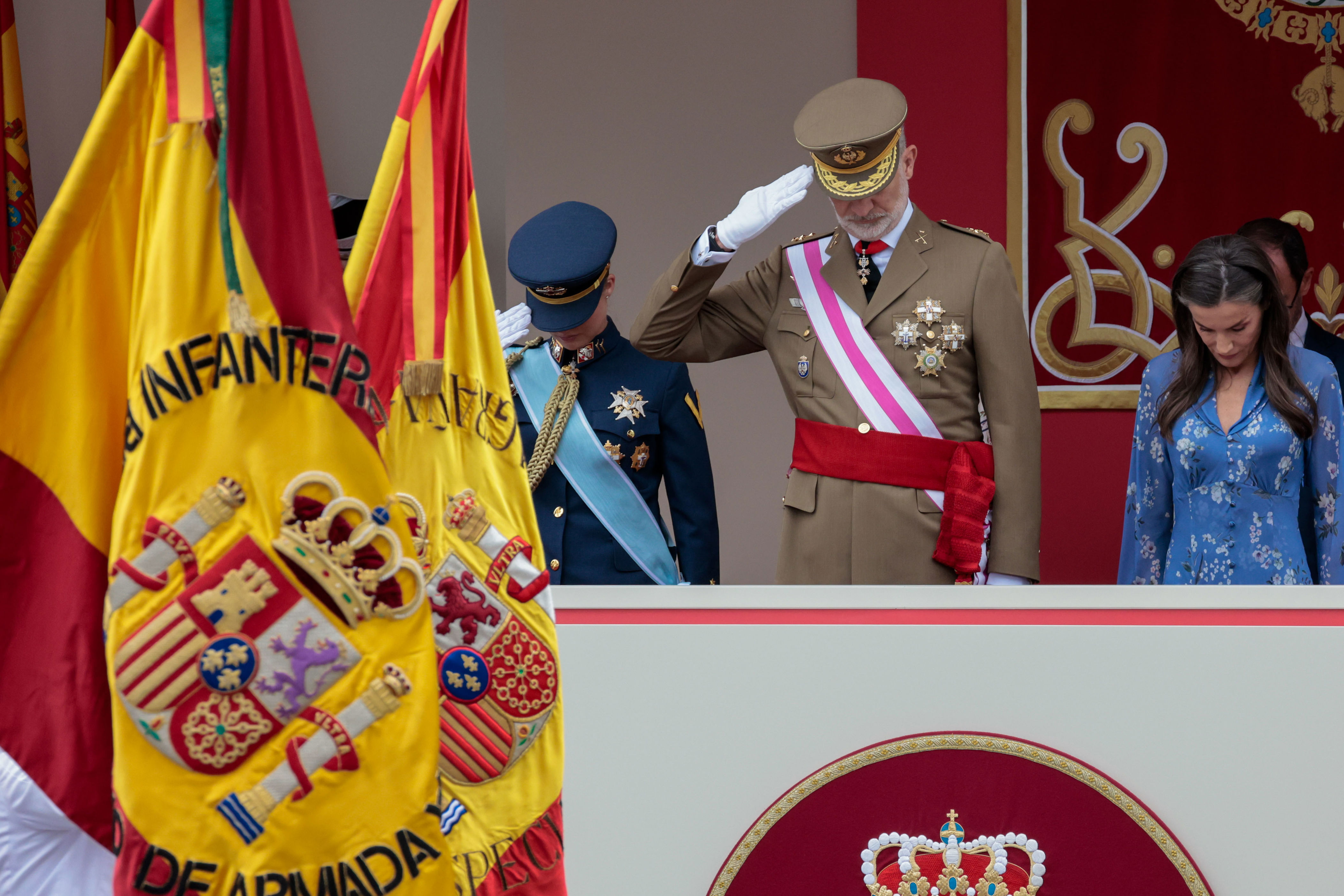 León conmemora el Día de las Fuerzas Armadas con un izado de bandera y ...