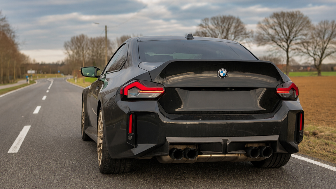 BMW M2 CS fährt auf der Autobahn voll aus