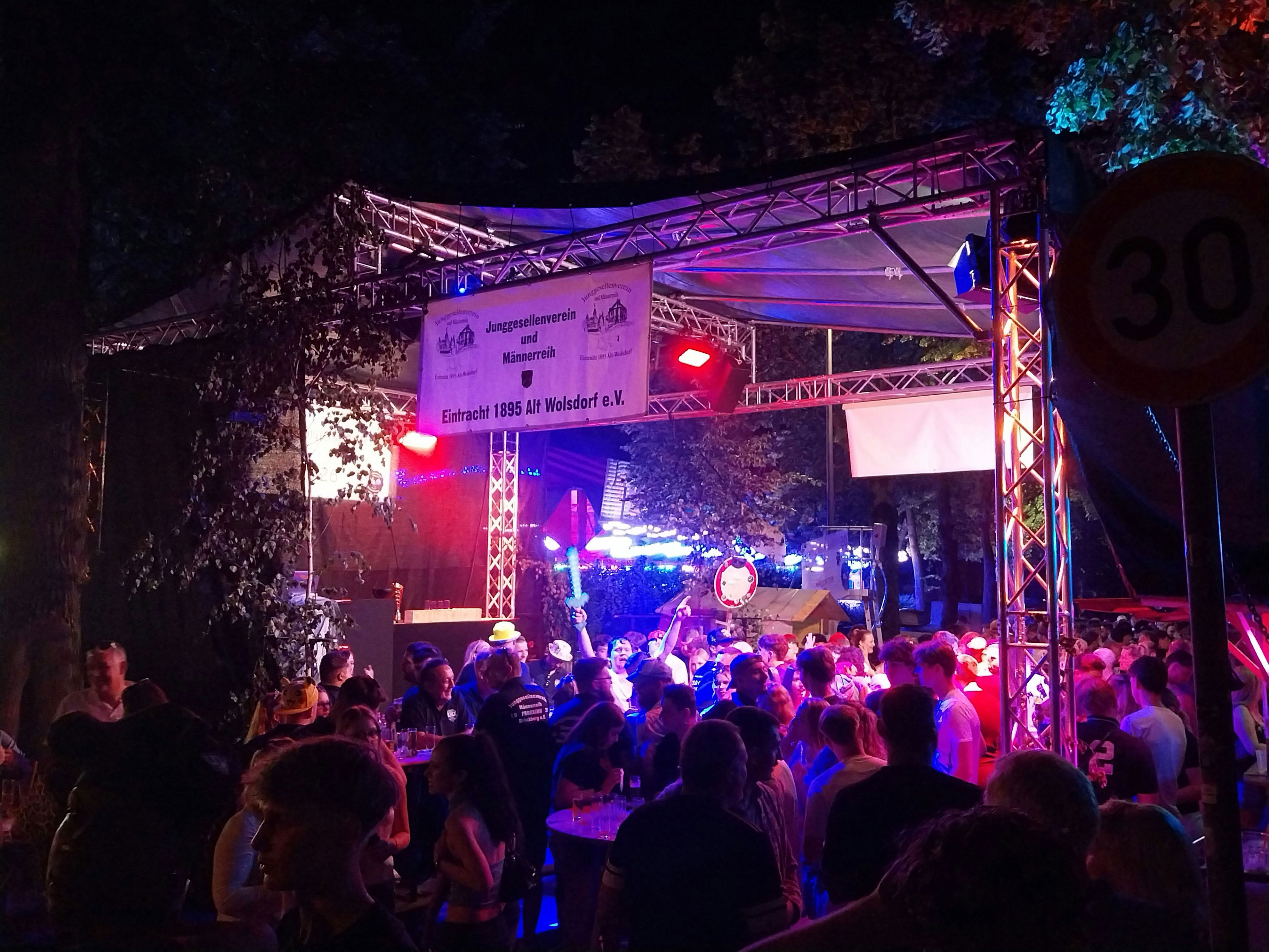 Anzeige erstattet: Partygäste rufen Nazi-Parolen auf der Wolsdorfer Kirmes