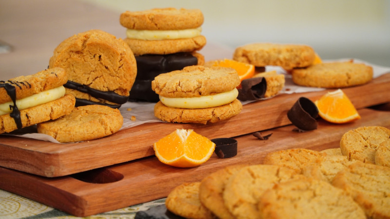 Exquisitas galletas de miel con crema de naranja