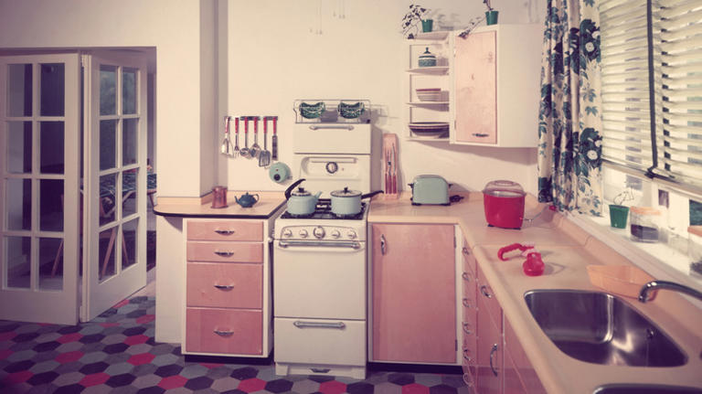 5 retro kitchen styles that defined '50s homes