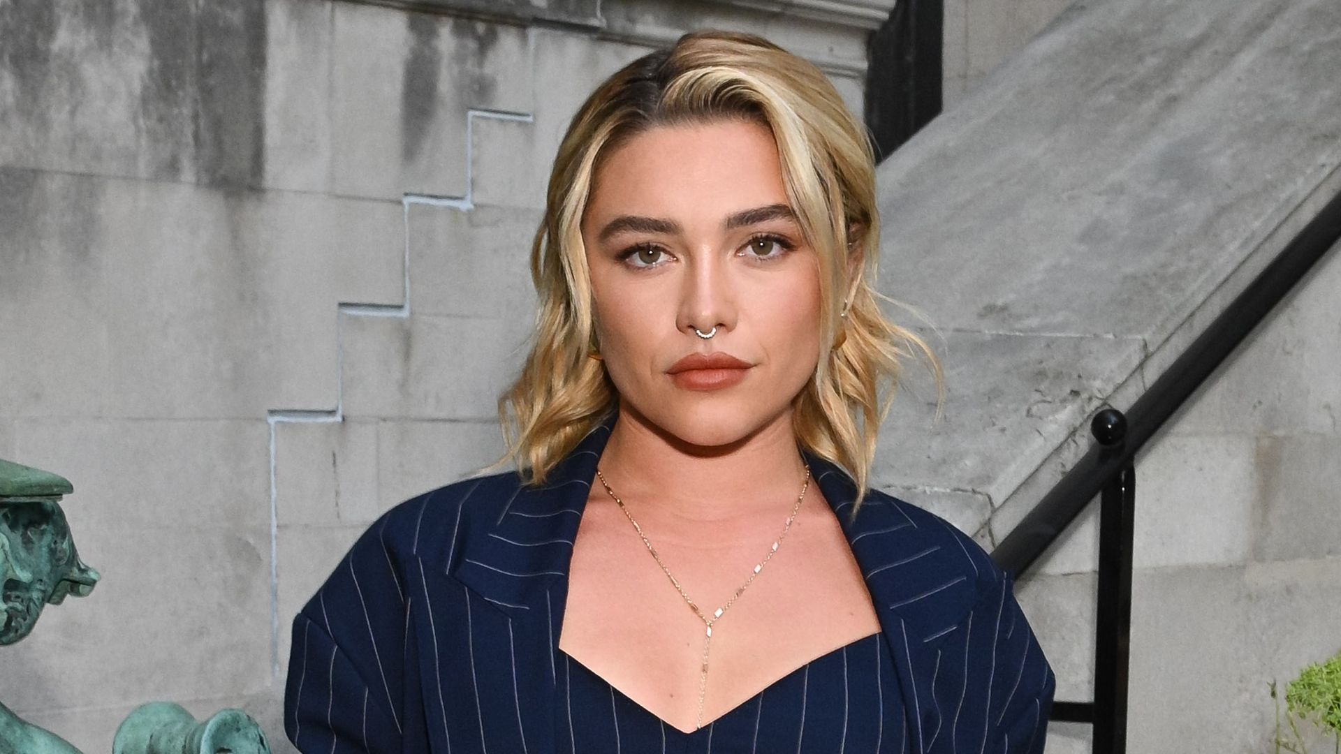 Florence Pugh inaugura el maquillaje colorido para verano 2026