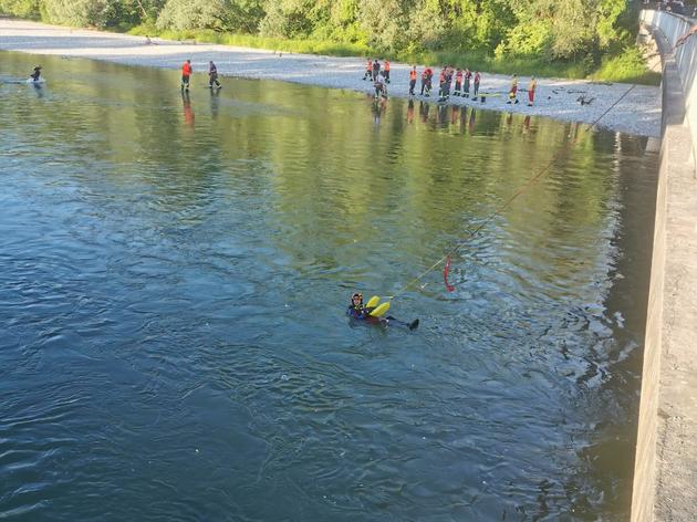 Hilflos in der Isar: Retter lösen schwierige Aufgabe – Zuschauer ...
